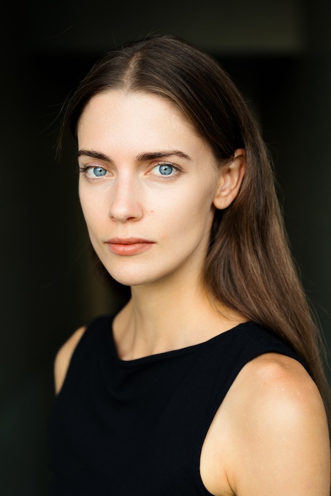 Laura Berlin_Portrait 3 KopieCV - SPIELKIND